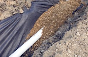 ᐅ Drainage im Garten verlegen - die richtige Tiefe auswählen